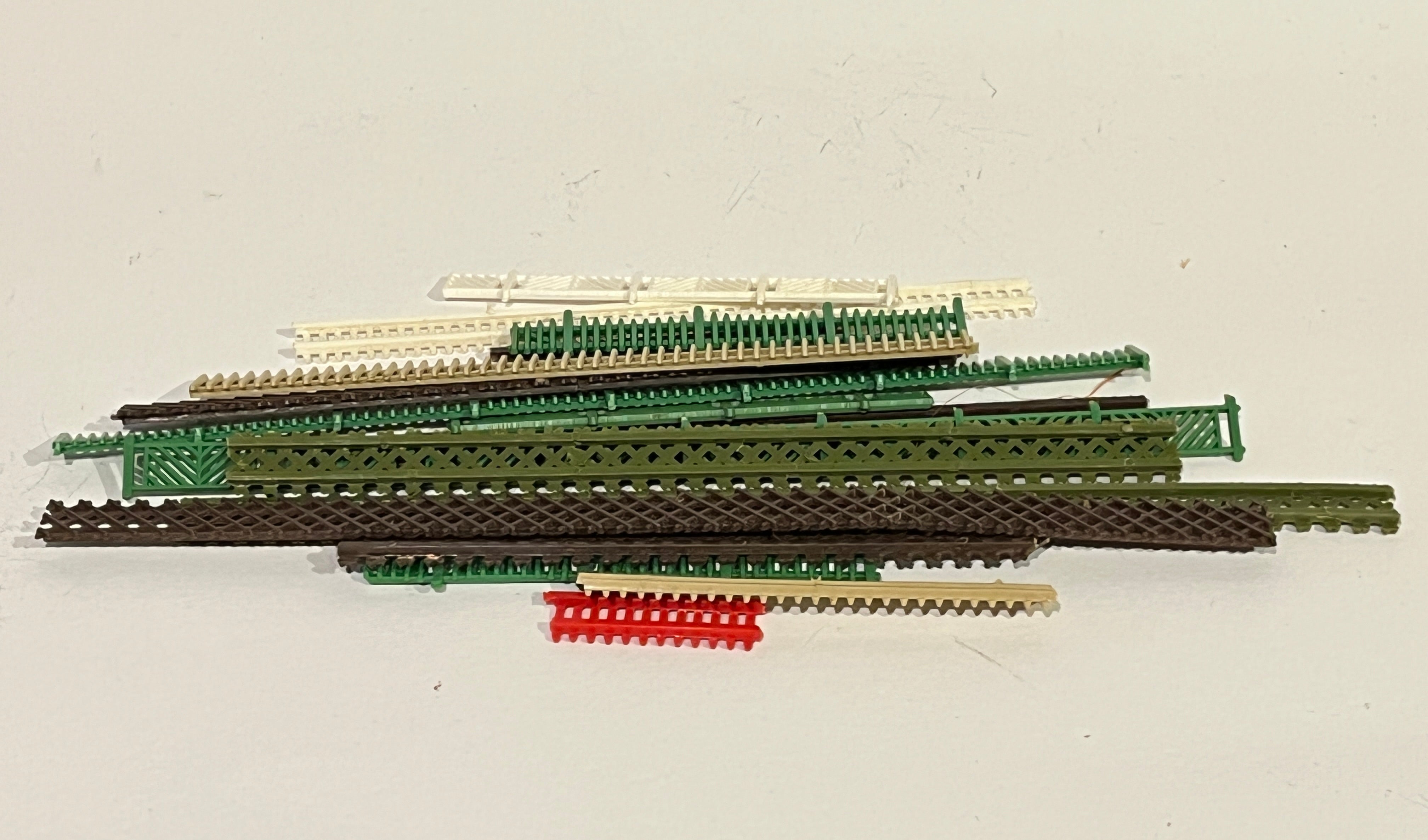 #1102 Ass. Fences – Model Train Shop